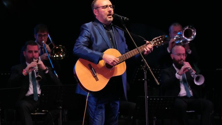 El concert de Roger Mas i la Cobla Sant Jordi a la FIL, en imatges