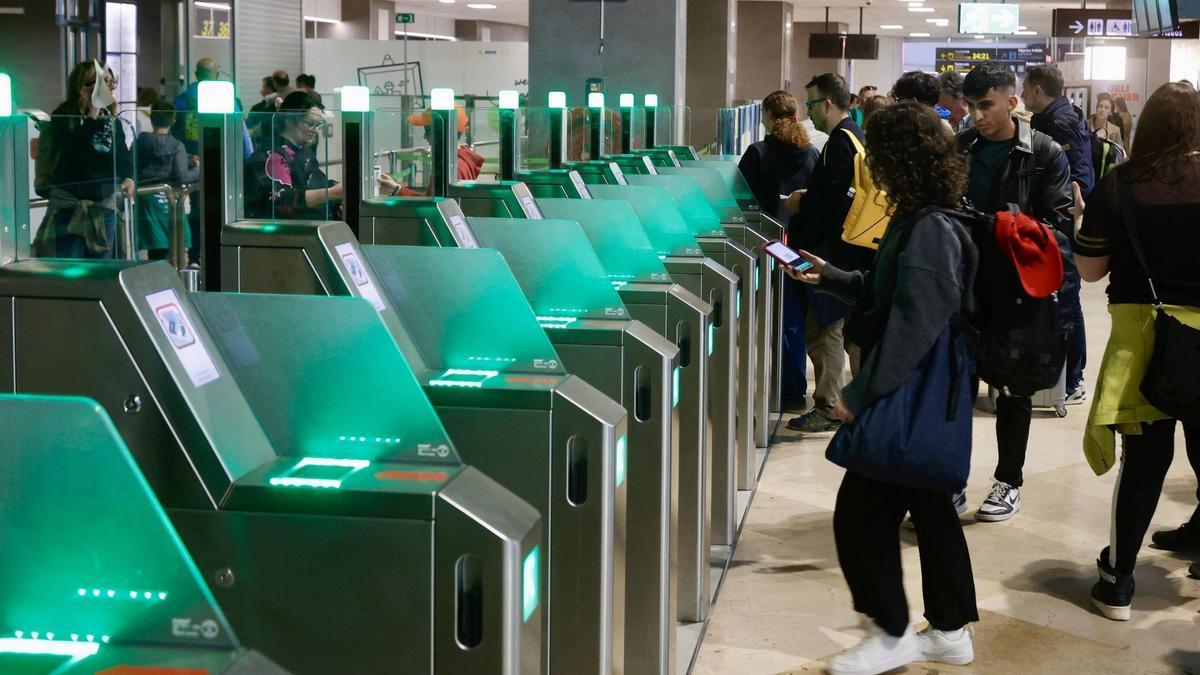 AEROPUERTO VALENCIA: Unas instalaciones saturadas por los récords 13 años después de su última ...
