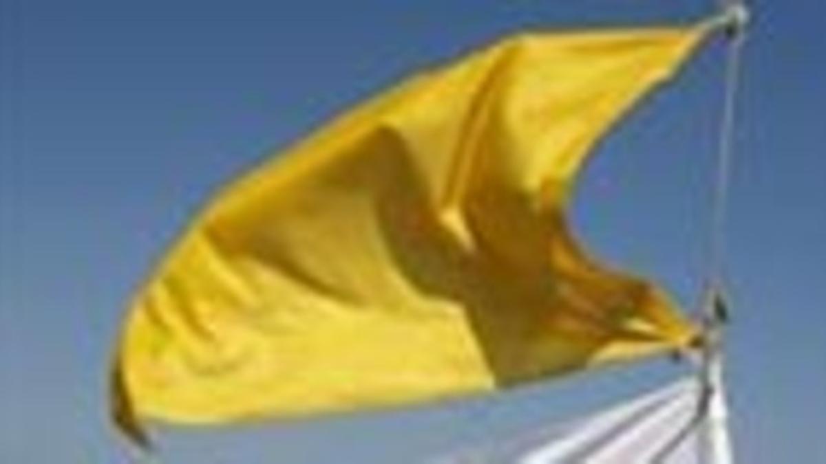 La bandera amarilla ondea en 31 playas catalanas por el estado del mar ...