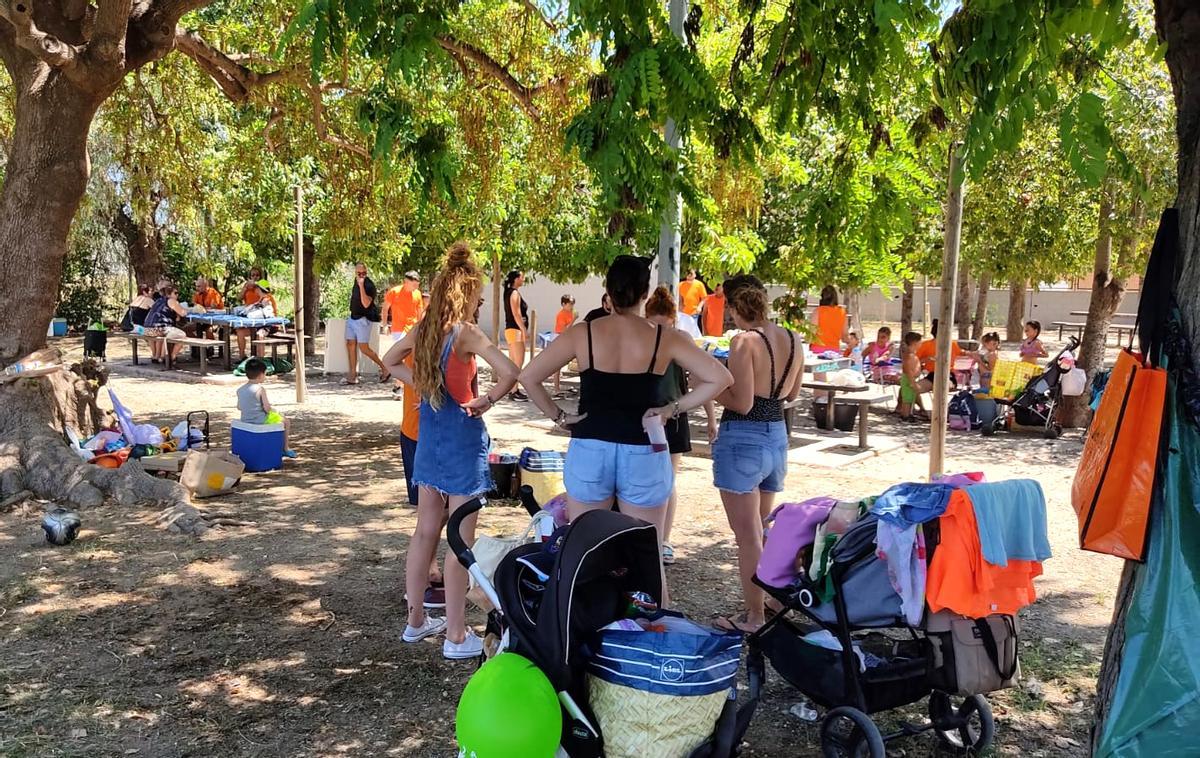Cerca de 3.000 personas usan los paelleros de Monte Alto de Benetússer ...