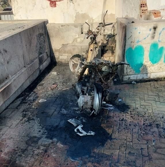 SUCESOS EN IBIZA | Densa columna de humo negro en Ibiza por el incendio de una moto en sa Penya