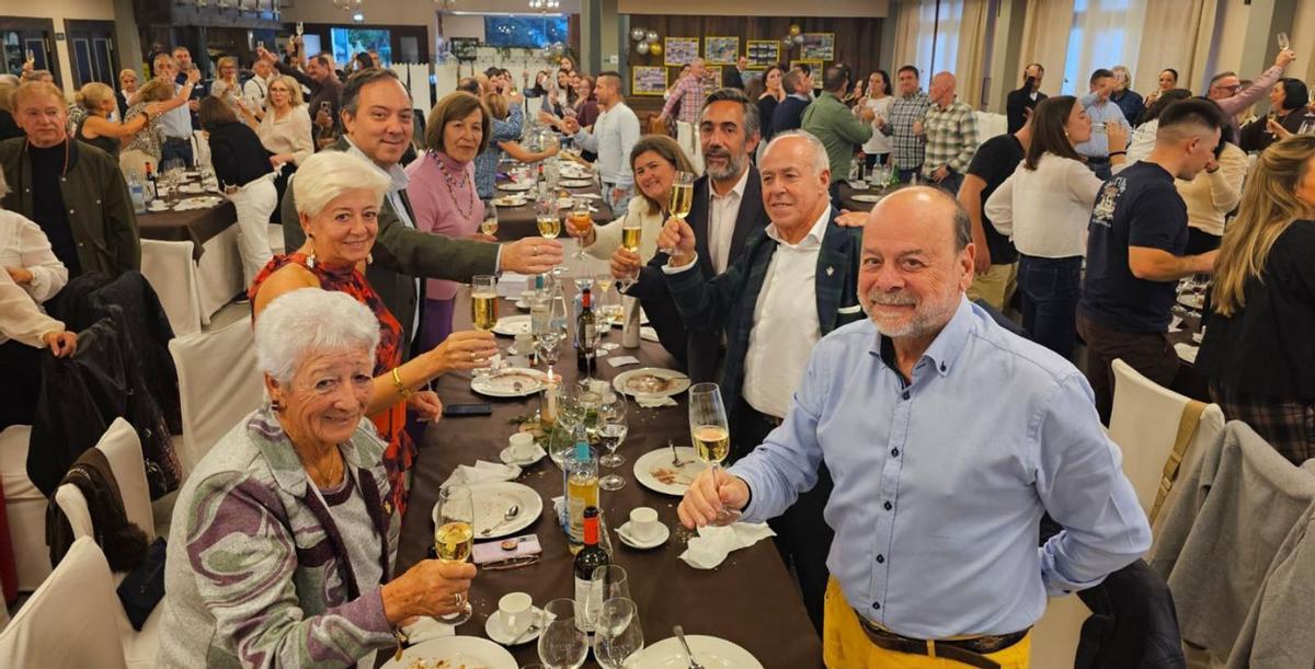 El Grupo Folclórico Villaviciosa Aires de Asturias entrega la "Gaita de ...