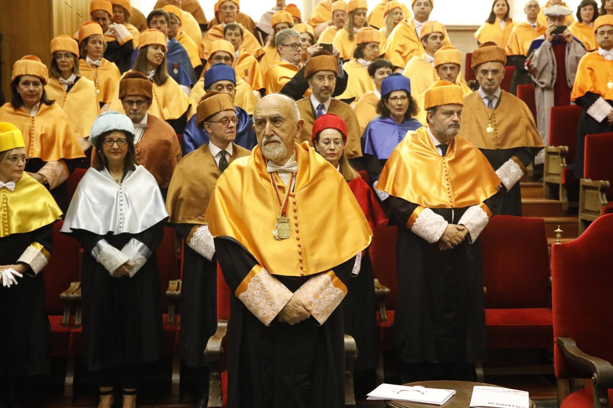 Ceremonia de Honoris Causa del catedrático Álvaro Cuervo en la ...