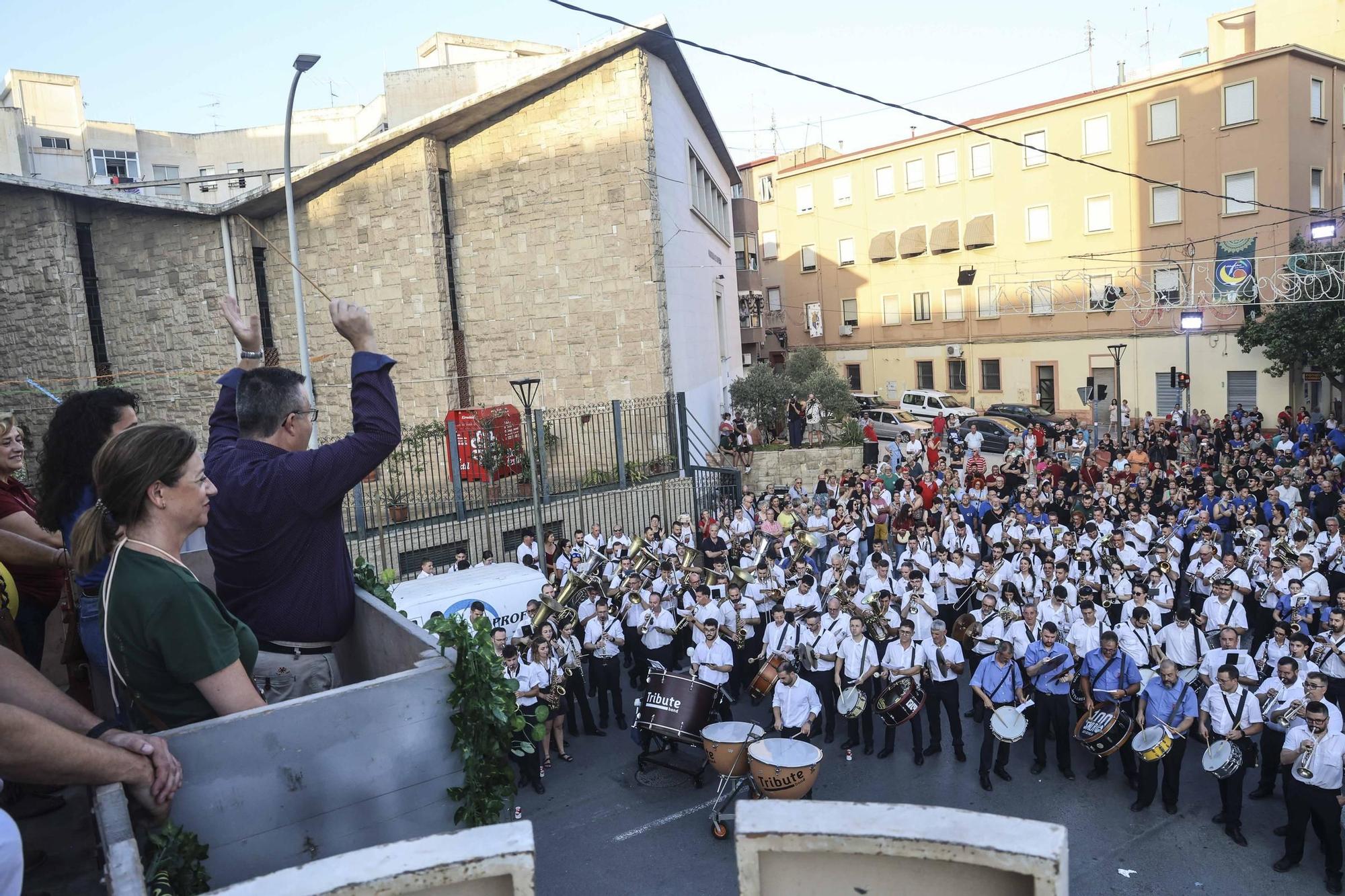 La entrada de bandas da comienzo a los Moros y Cristianos de San Blas