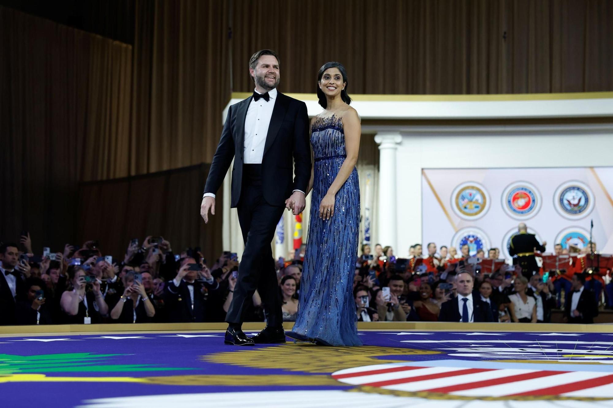 VESTIDO USHA VANCE | Usha Vance, con vestido de lentejuelas azul ...