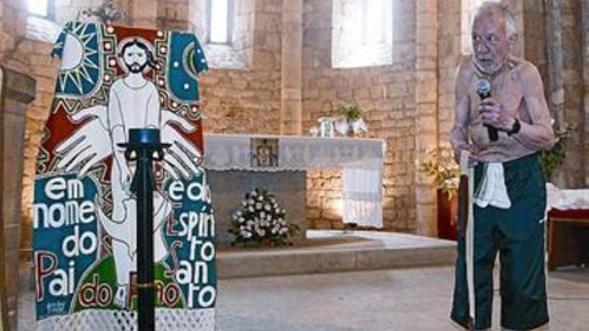 Un cura de Girona al que se negó la jubilación se desnuda en misa - El ...