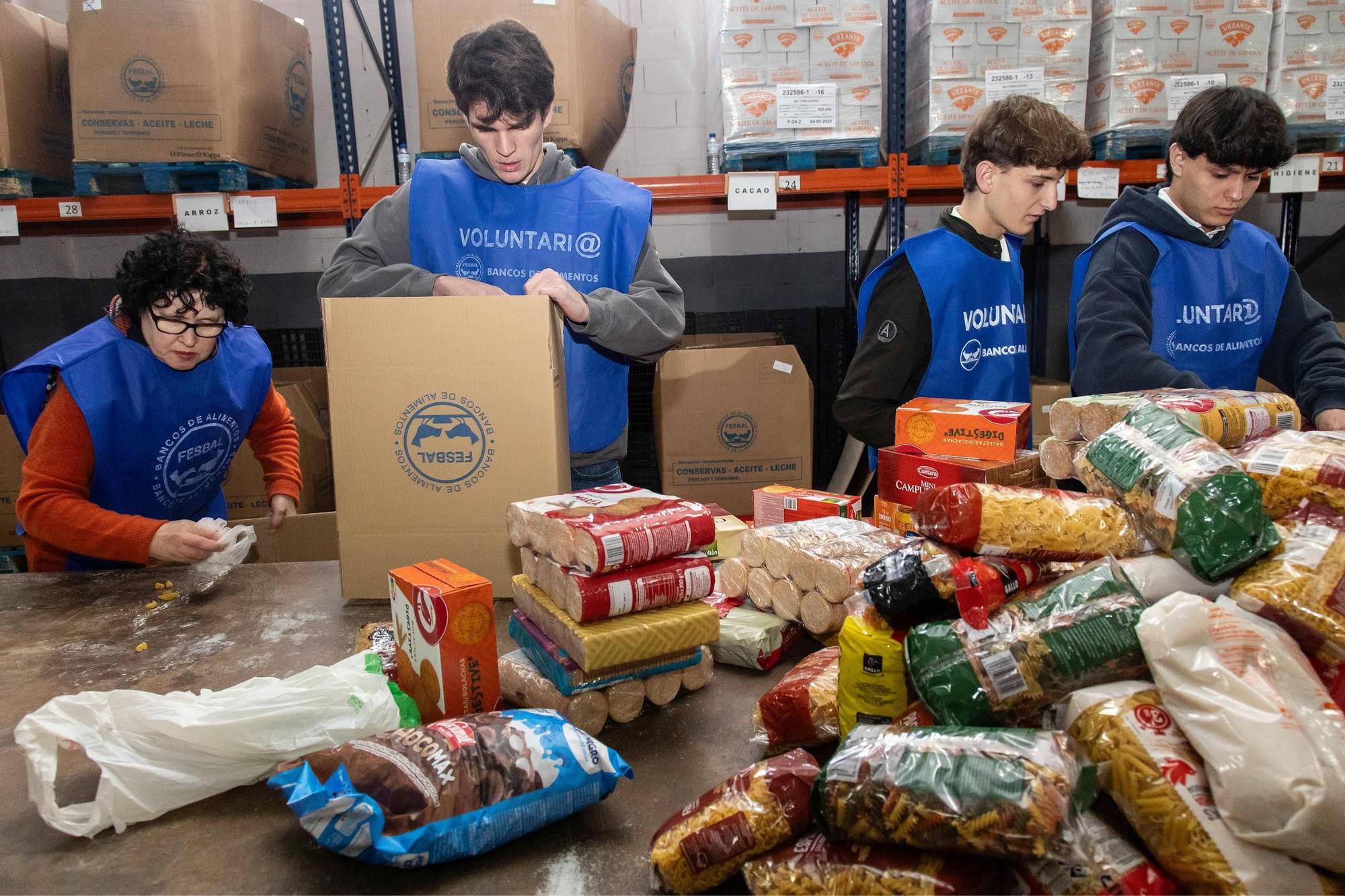Brazos jóvenes unen fuerzas en el Banco de Alimentos