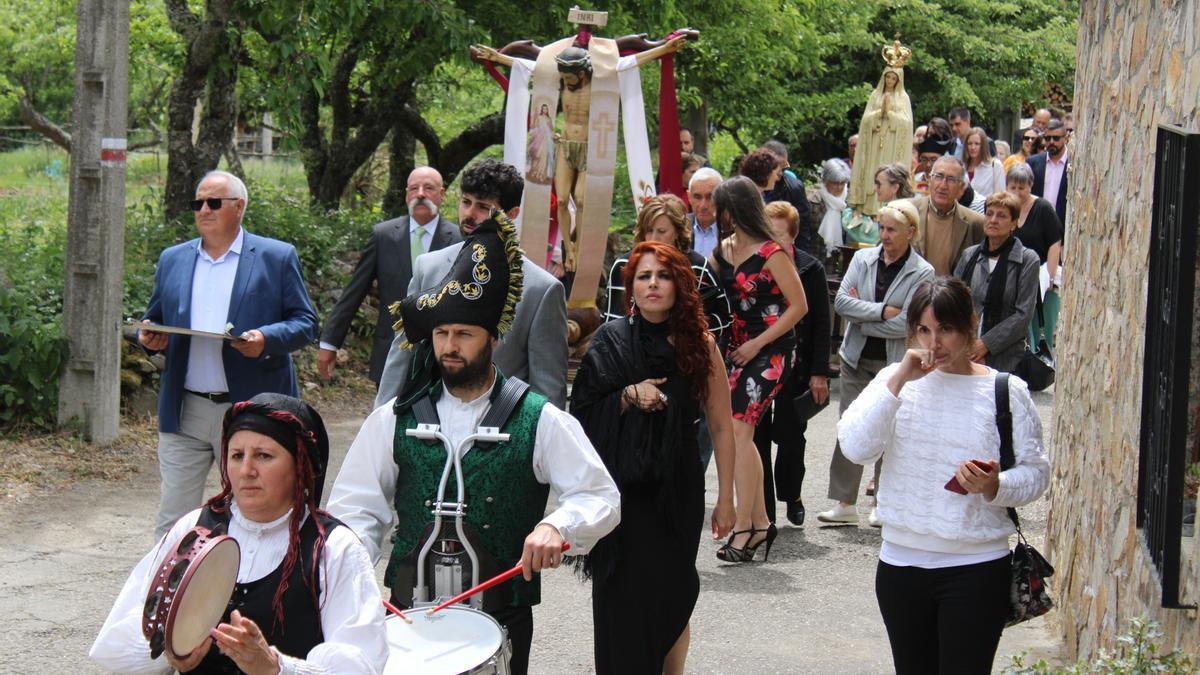 El Santo Cristo recorre las calles de Rabanillo de Sanabria - La Opinión de Zamora