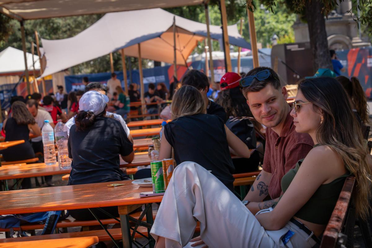 Una multitud se acerca a la Fan Zone de F1 Plaza Catalunya