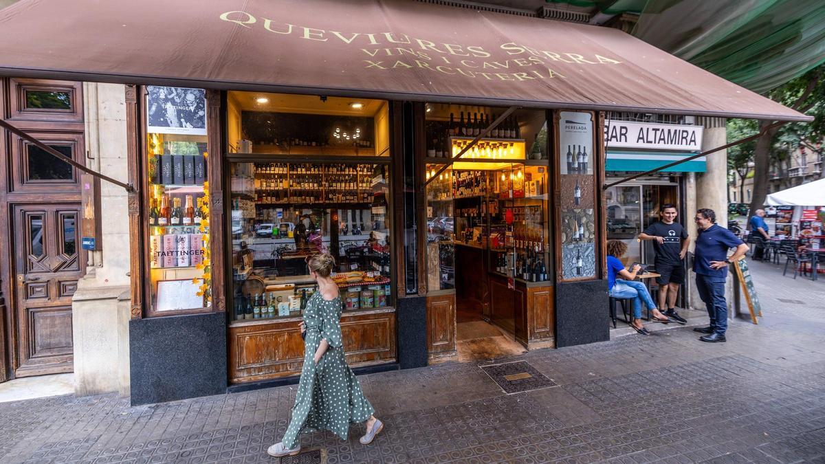 Queviures Serra: el colmado del Eixample reconvertido en bar de vinos