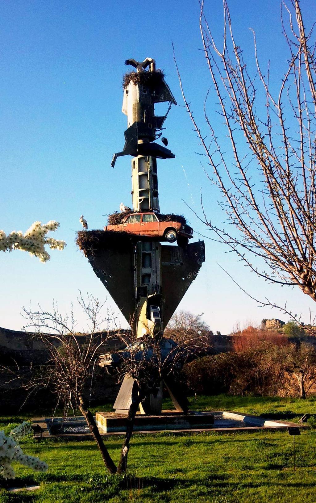 El estrafalario Museo Vostell: vanguardia en la dehesa extremeña - Viajar