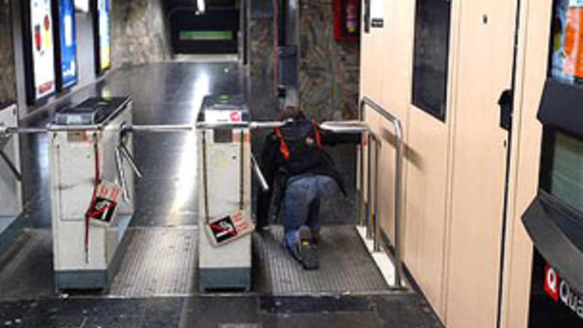 TMB lanza una campaña publicitaria para advertir a los se cuelan en el ...