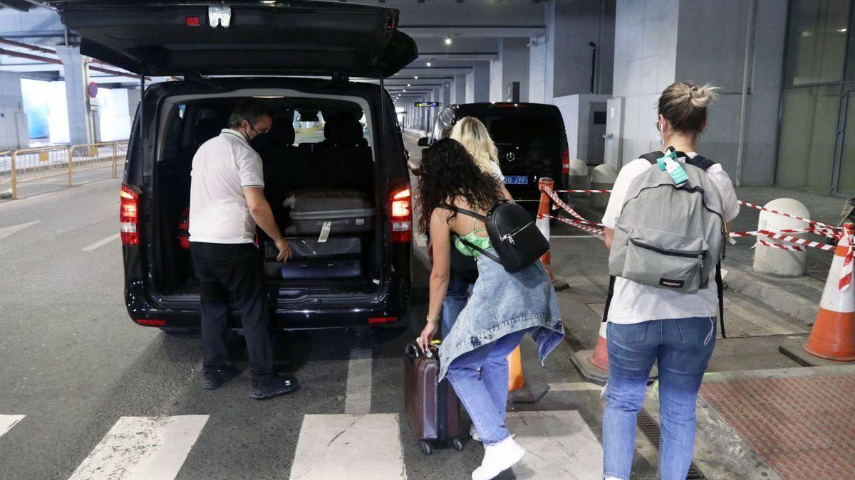 Un conductor de Bolt estafa a una pareja española de influencers en ...