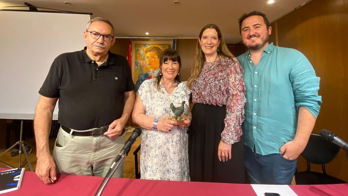 Esther García recibe el premio más extraordinario del Centro Asturiano ...