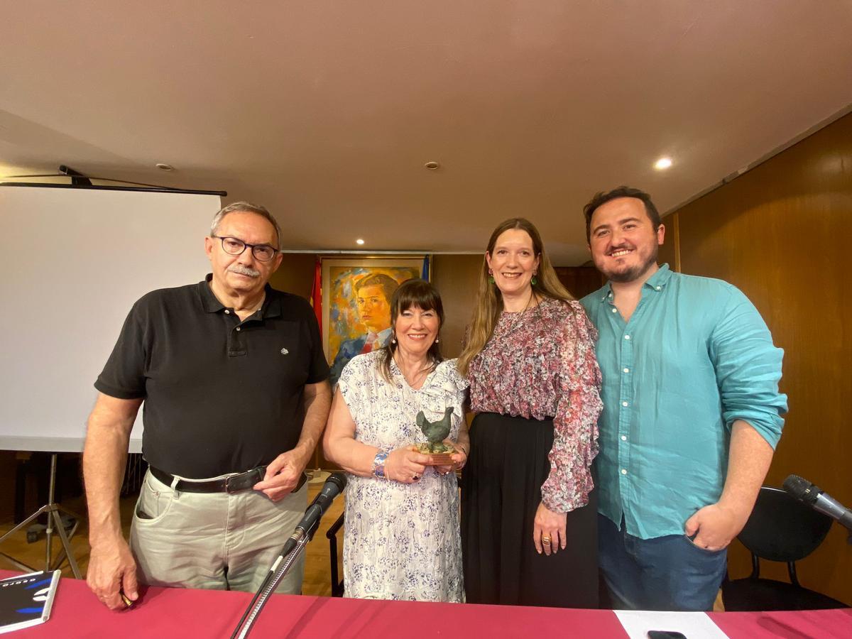 Esther García recibe el premio más extraordinario del Centro Asturiano ...
