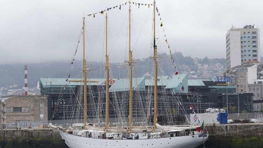 Decenas de personas visitan el navío portugués "Creoula"