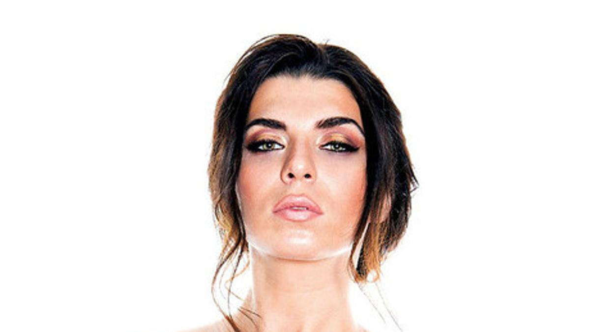 Ana María Dae, miss y rumana, en la portada de 'Interviú'