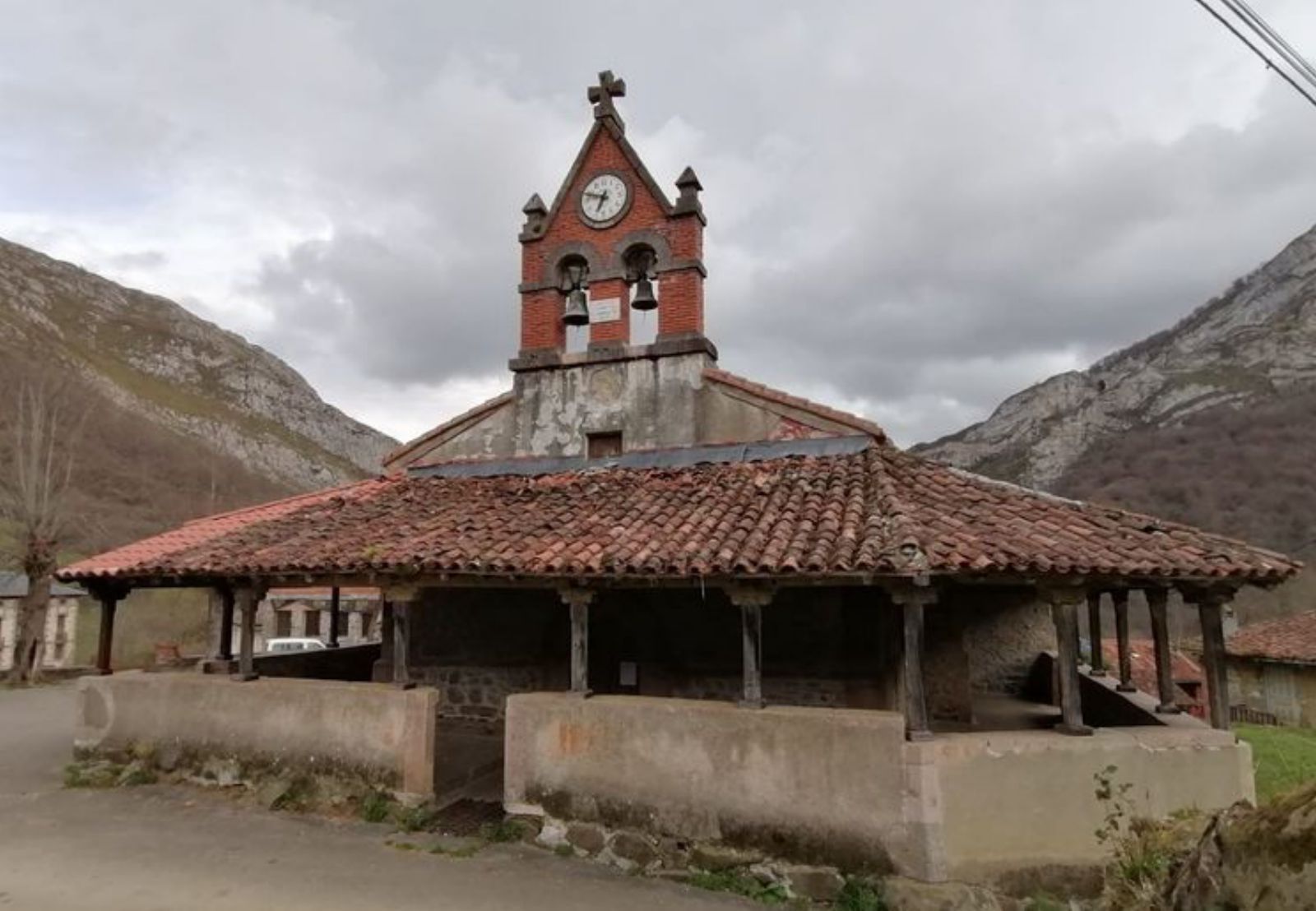 El pórtico de la iglesia de Viegu (Ponga), del siglo XVII, "cortado a ...