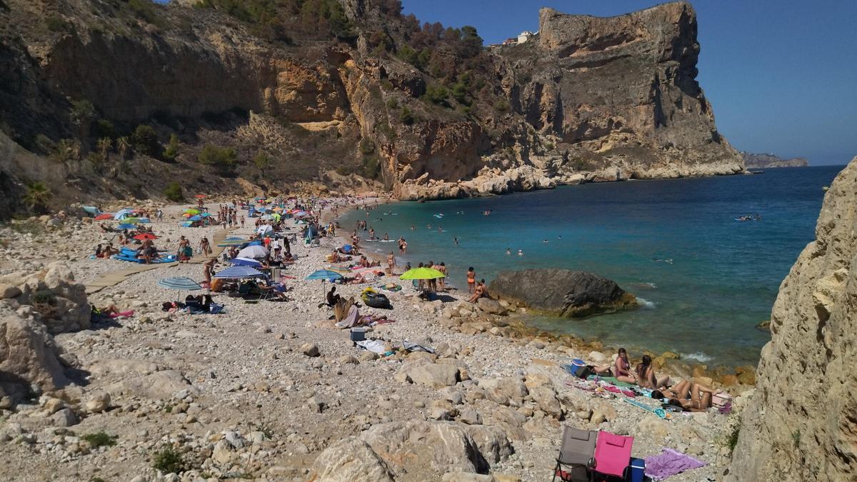 TURISMO | La cala del Moraig de Benitatxell roza el lleno y estrena ...