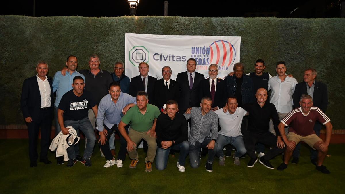 Alejandro Ayala, presidente de Cívitas, con las leyendas del Atlético ...