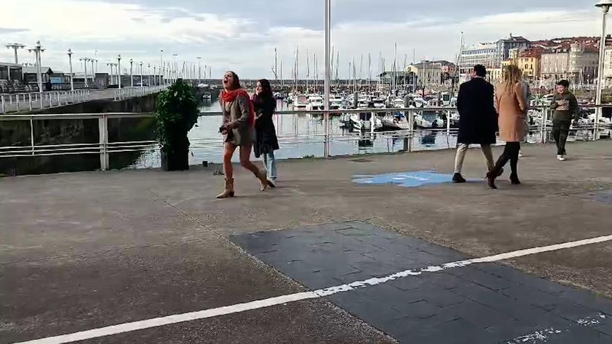 El hombre-arbusto asusta en Gijón: así han reaccionado sus "víctimas"