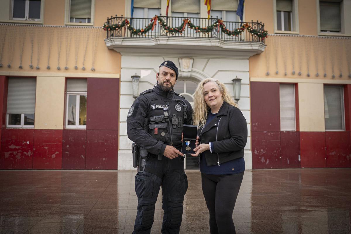 El emotivo encuentro de una madre y el policía de Santa Coloma que ...
