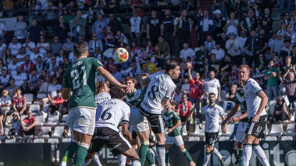 Fútbol | Mérida: 60 puntos para el ‘playoff; Cacereño: 45 para la salvación