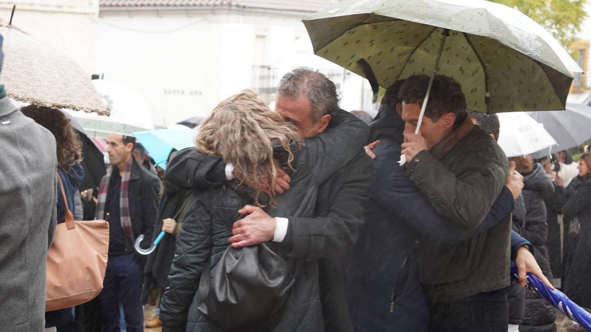 Bujalance despide en silencio y bajo la lluvia a Mari Carmen Abril ...