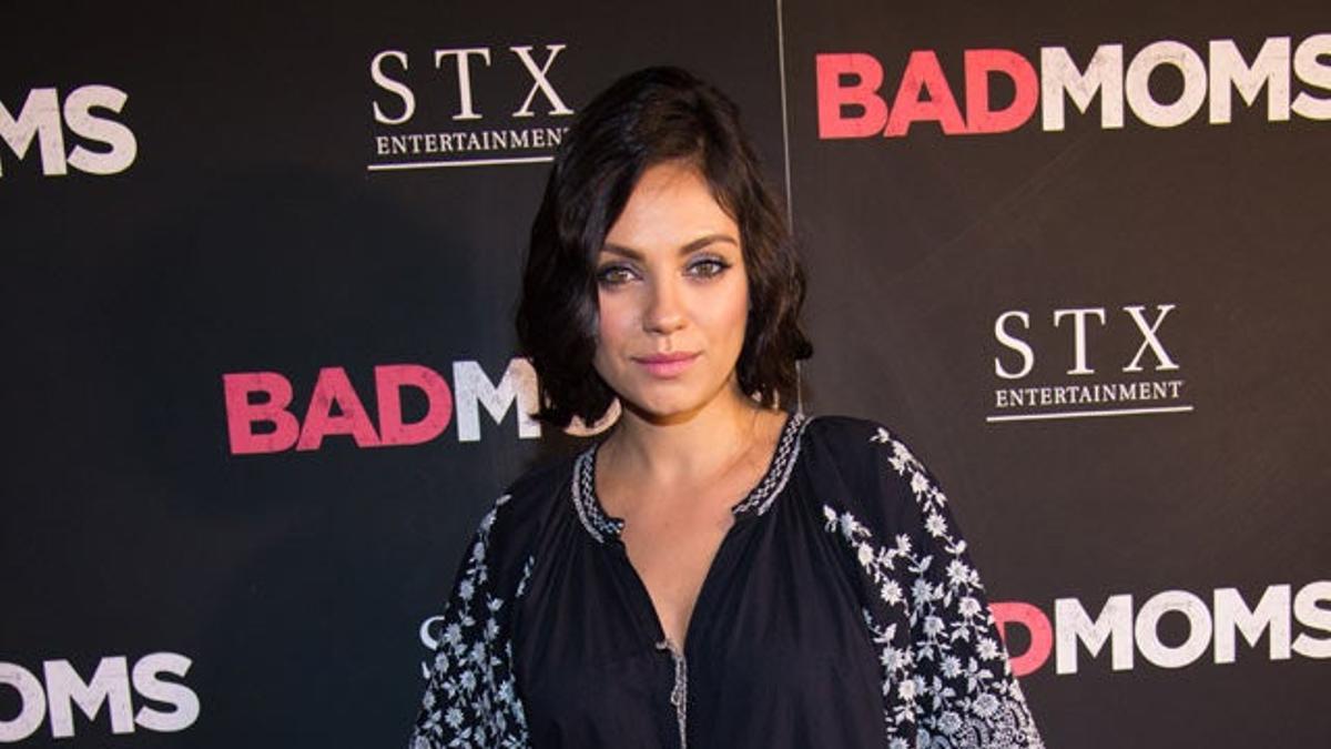 Mila Kunis cambia de look en el estreno de 'Malas madres' - Cuore