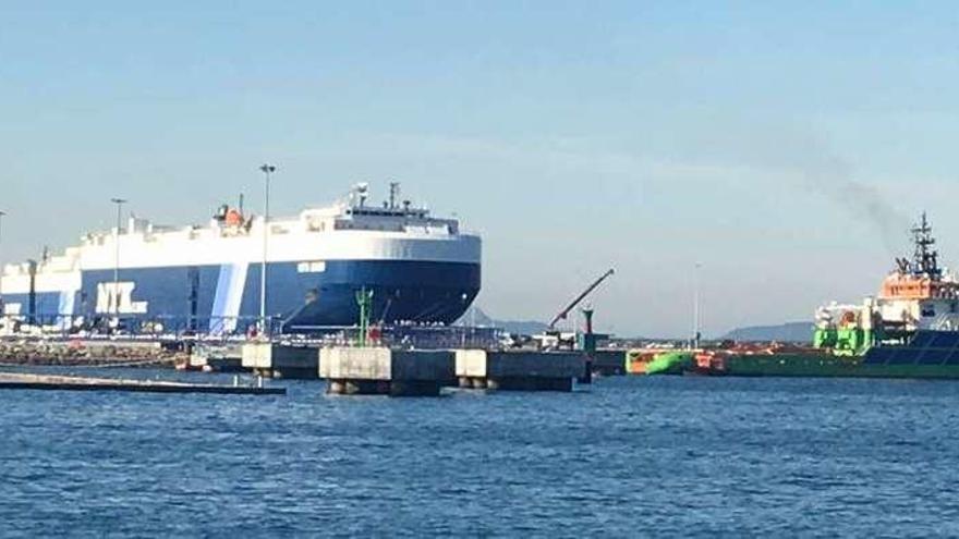 Remolcadores holandeses miden su "potencia de tiro" en Bouzas