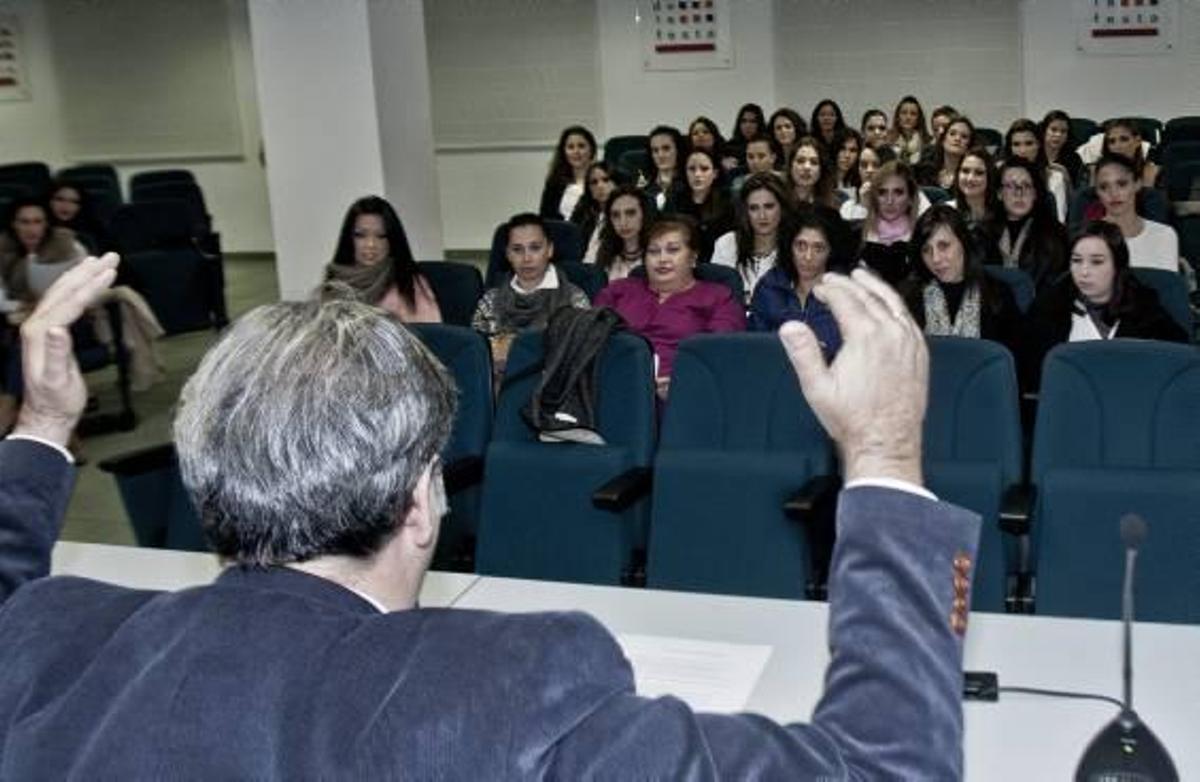 Clases de protocolo para las candidatas a Bellea