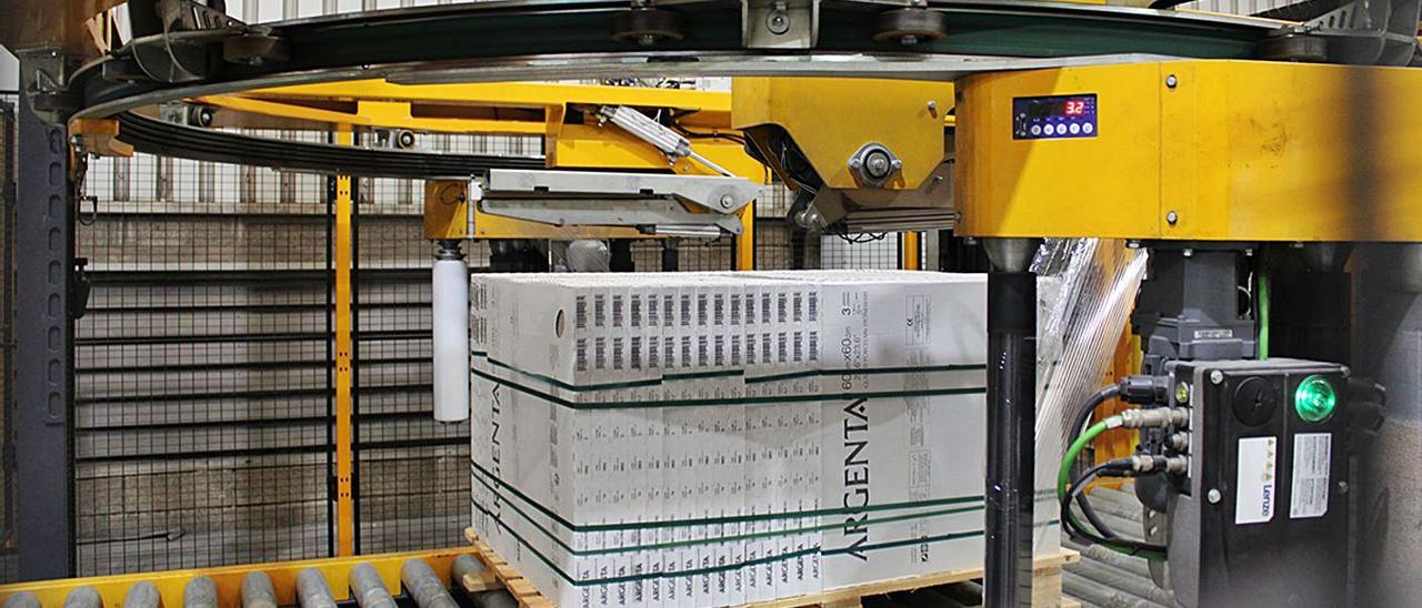 Argenta instala una línea de embalaje para grandes formatos en Vall d’Alba