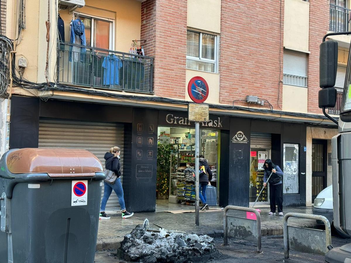 Incendio en Valencia | Un fuego calcina varios contenedores en Benicalap dañando dos vehículos