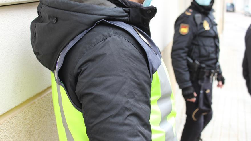 Desmantelan un punto de venta de drogas en Manises y detienen a tres personas