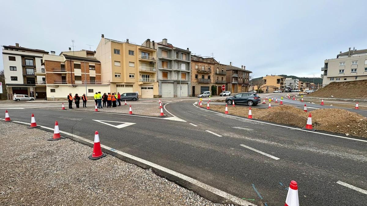 Una rotonda nova a l'entrada de Solsona fa més segur l'accés a l'escola ...