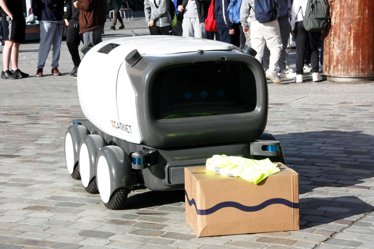 El robot 'delivery' de la UPC reparte paquetes en fase de pruebas por ...