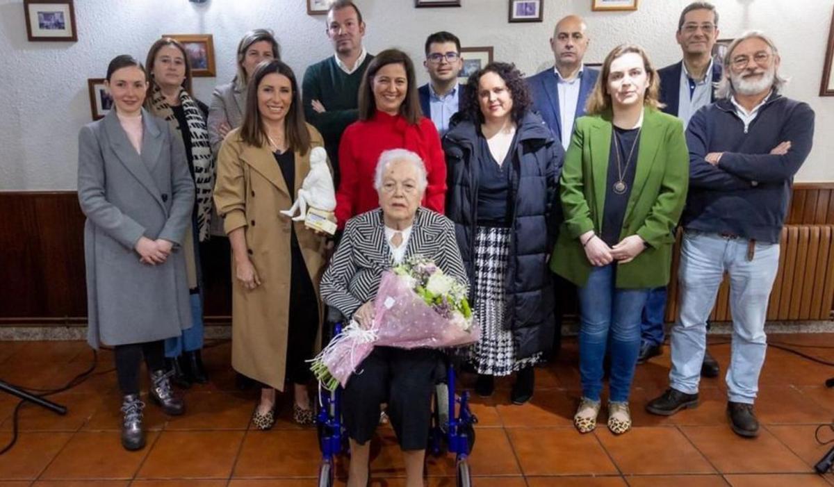 Betanzos entrega a Ángela Fernández, propietaria de La Casilla, el ...