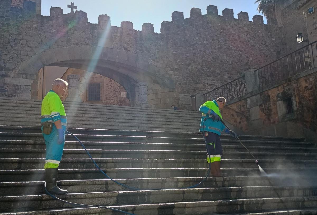 Más de 80 operarios y 16 vehículos garantizarán la limpieza de Cáceres ...