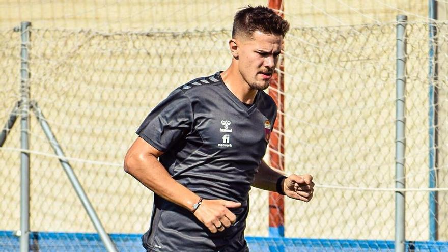 Contundencia aérea y buen trato de balón para cerrar la zaga de Ponz