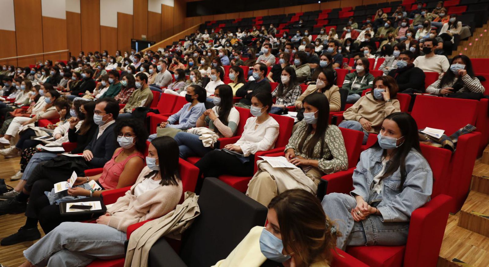 Primer día para 254 sanitarios llegados de todo el país: "El HUCA es ...