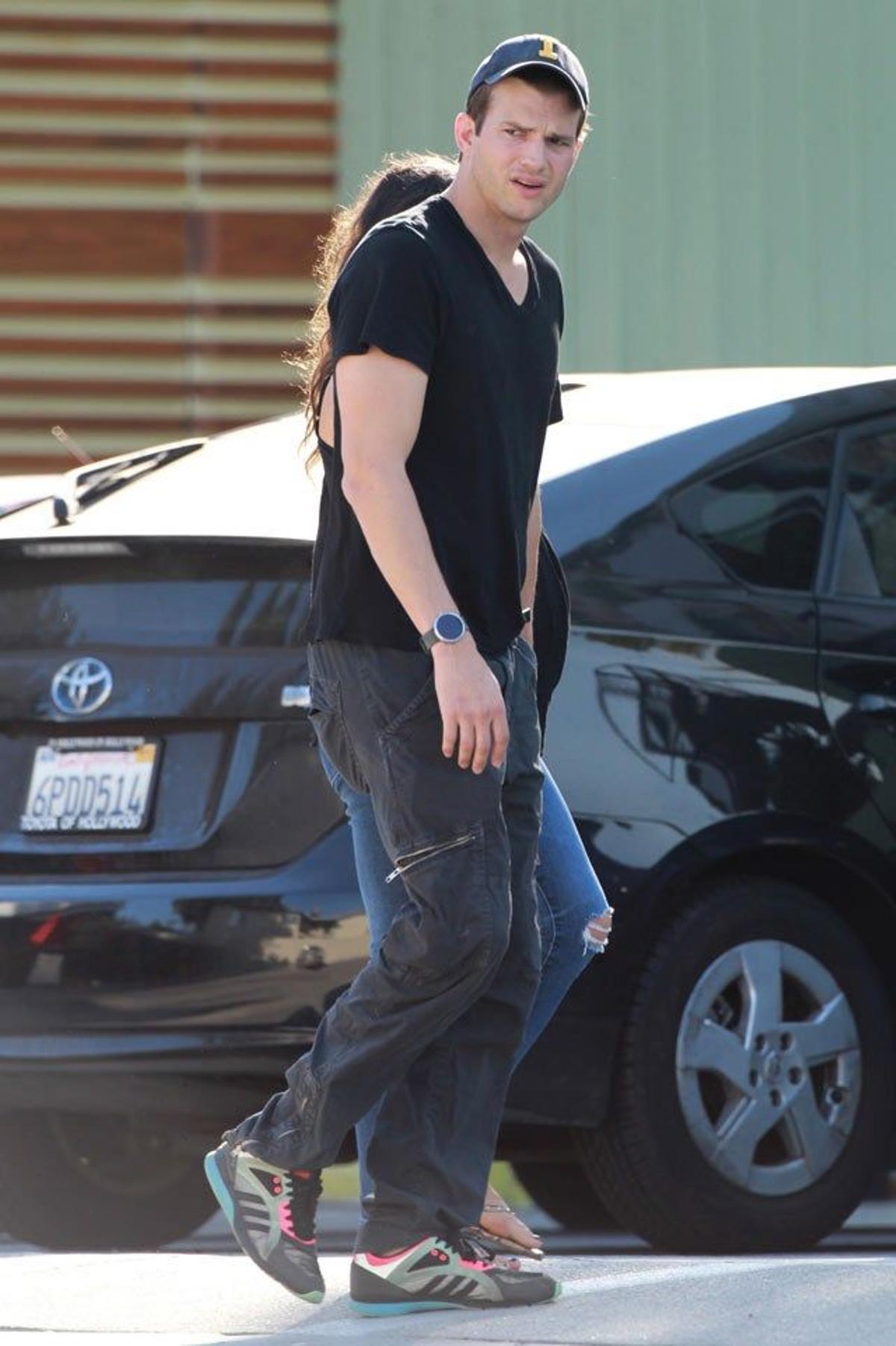Ashton Kutcher y Mila Kunis, de paseo con mala cara - Cuore