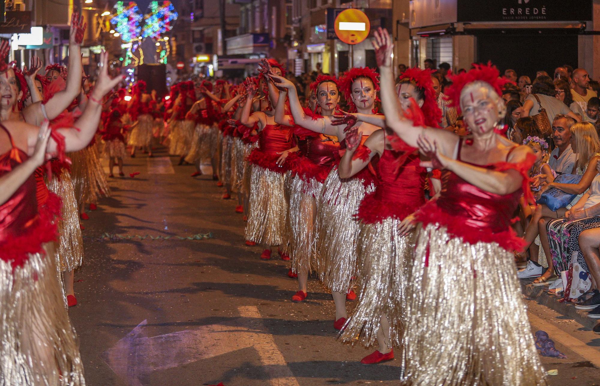 Desfile multicolor de las fiestas de Santa Pola