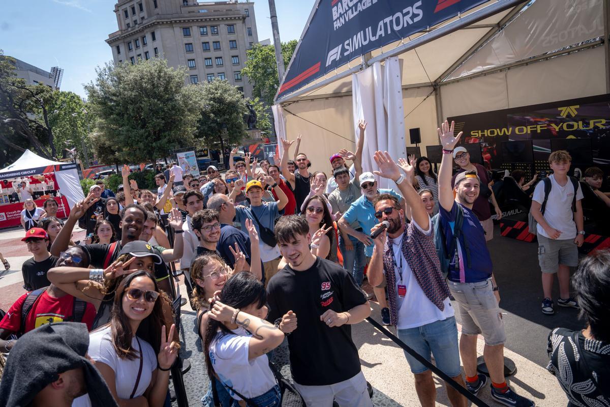 Una multitud se acerca a la Fan Zone de F1 Plaza Catalunya