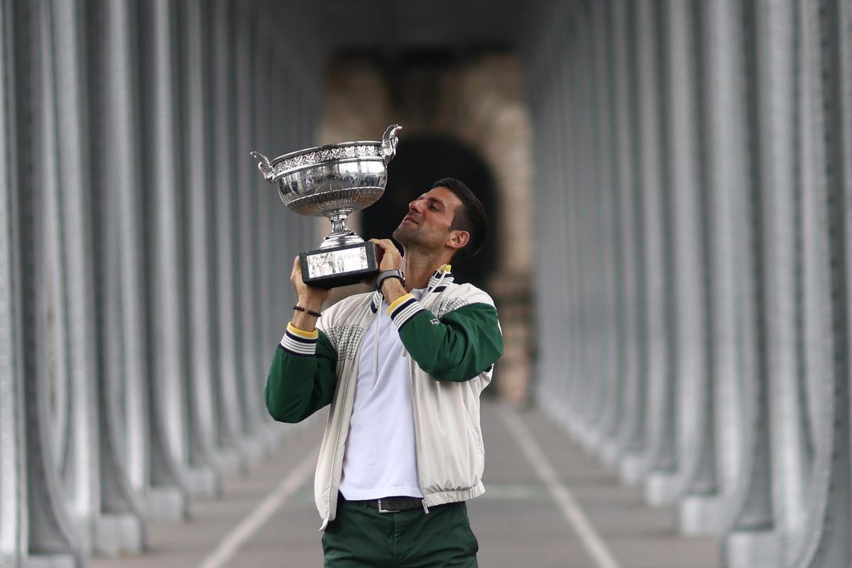Djokovic festeja su 'grande' número 23 ante la Torre Eiffel de París