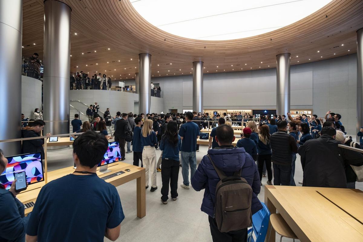 La tienda más grande de Apple en Asia abre sus puertas en Shanghái | FOTOS