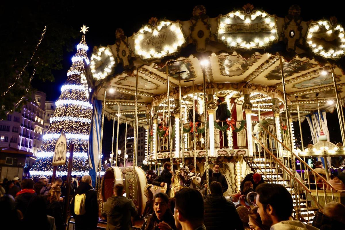 Compras de Navidad | Los comerciantes miran hacia el contenedor de ...