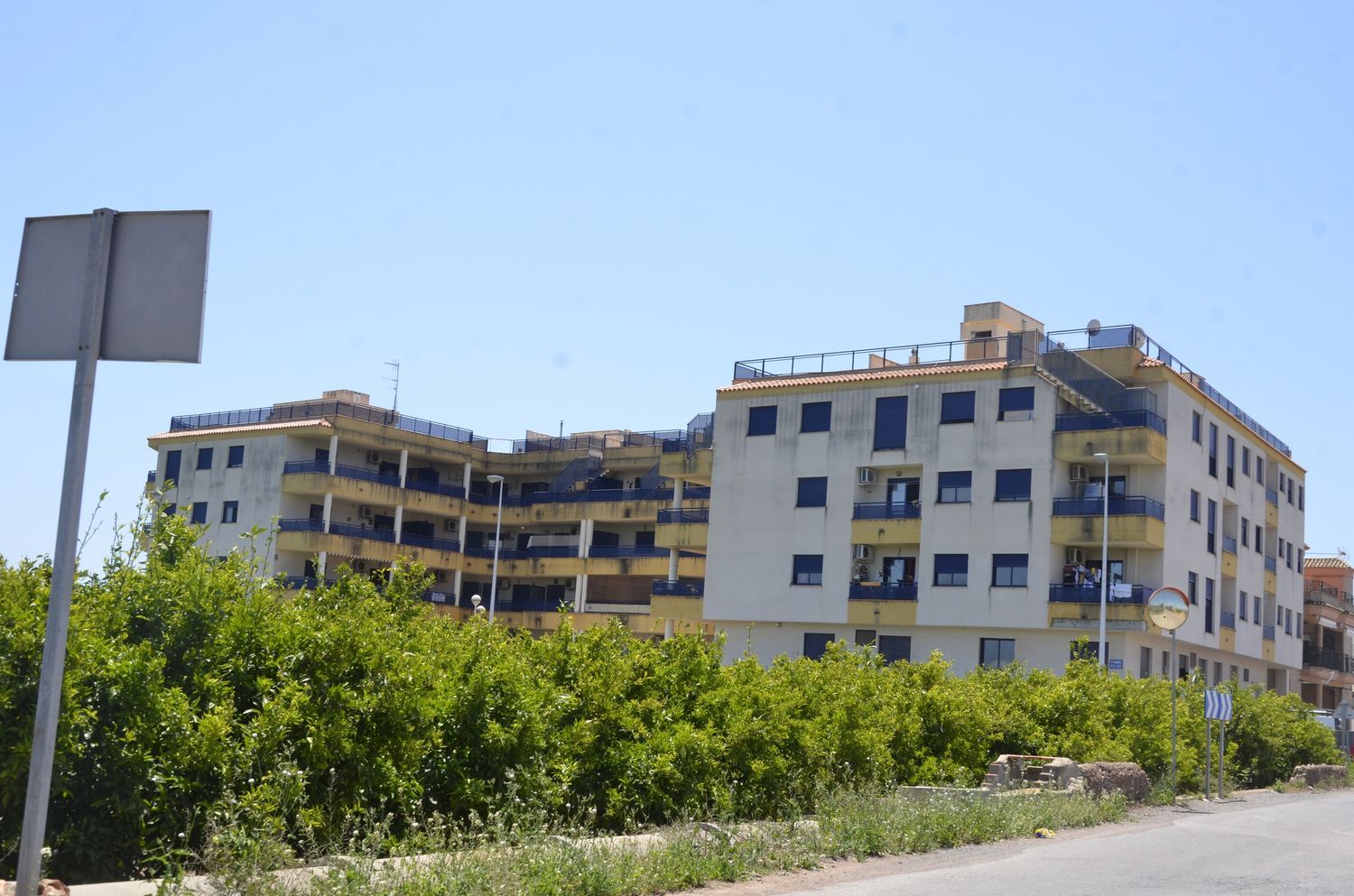 Clamor en Moncofa por un bloque de pisos okupado desde hace una década ...