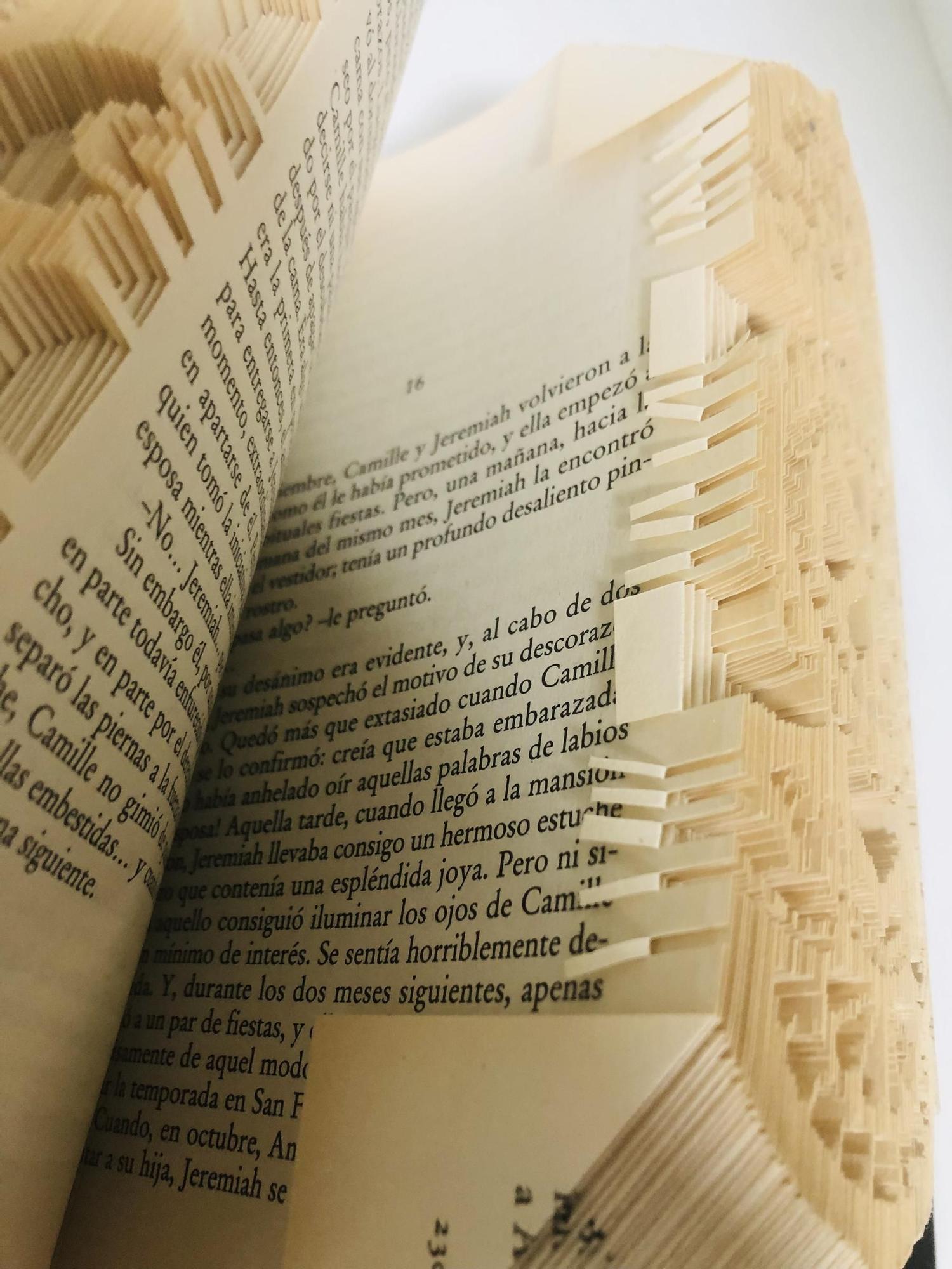 Miriam con un artístico mandala y algunas de sus muchas obras, desde ...