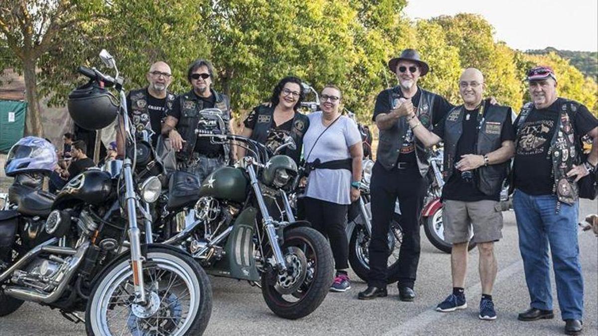 BUITRES LEONAOS CÁCERES | El vuelo de los Buitres Leonaos: el grupo de ...