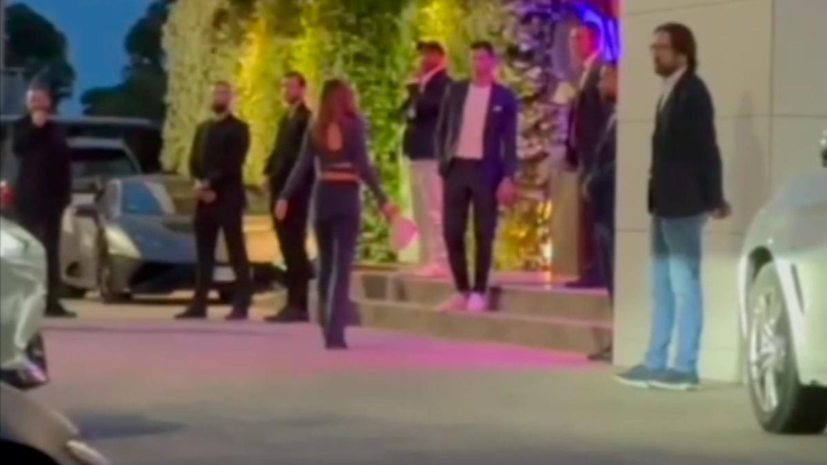 Lewandowski salió del restaurante para recibir a su mujer, Anna Maria ...